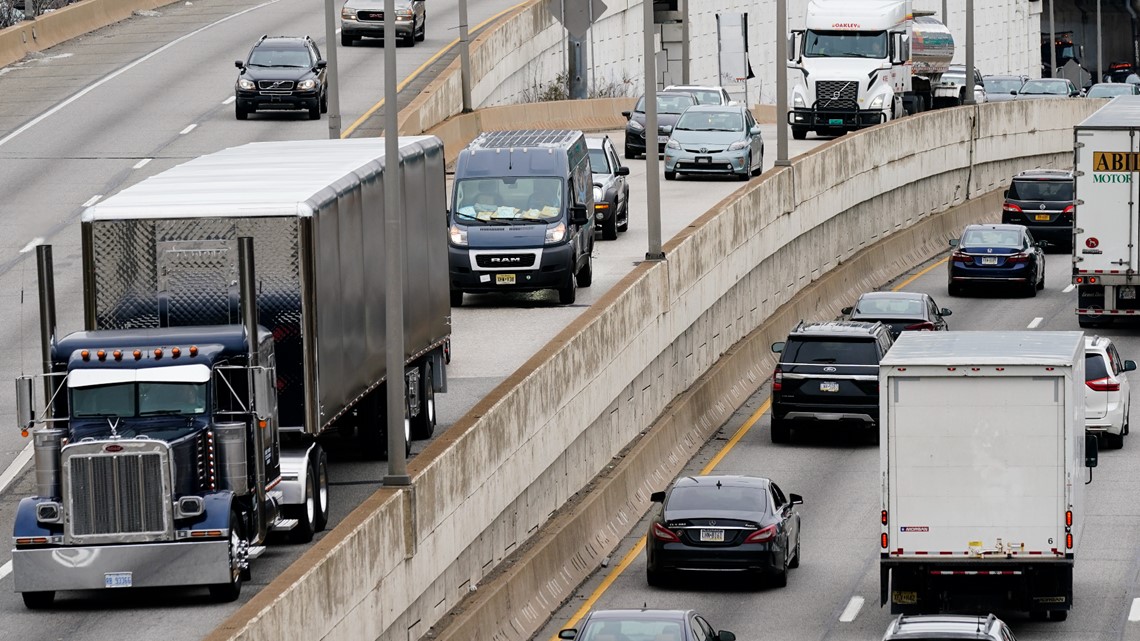EPA sets stricter emissions limits for new heavy trucks, buses | thv11.com
