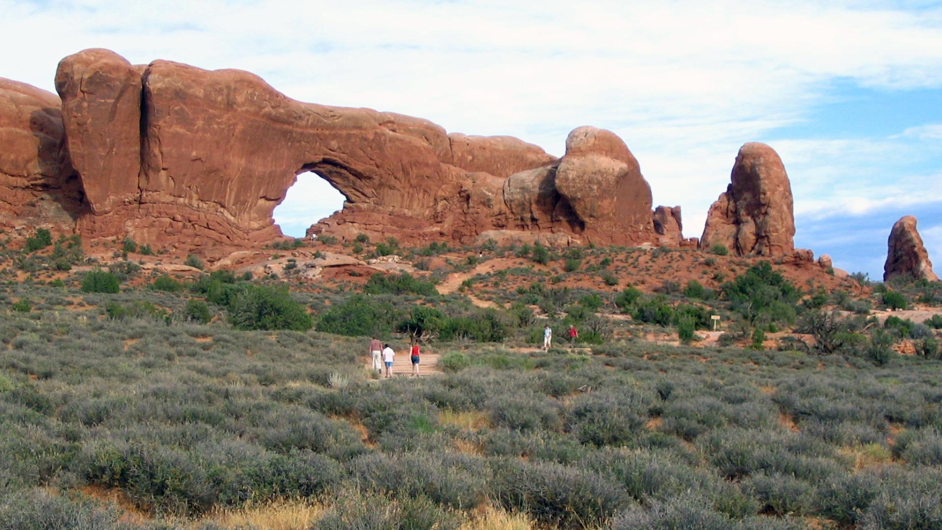Hiker rescued from knee-deep quicksand in Utah national park | thv11.com