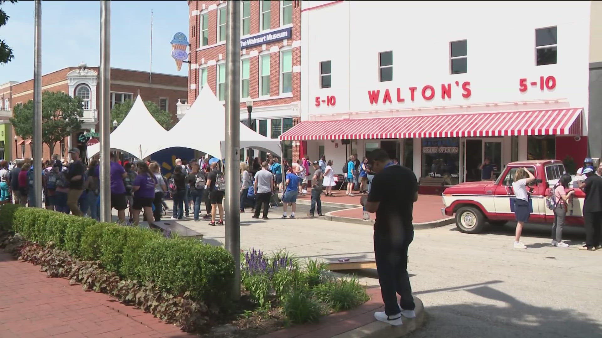 Celebrities who attended 2025 Walmart Shareholders Celebration | thv11.com