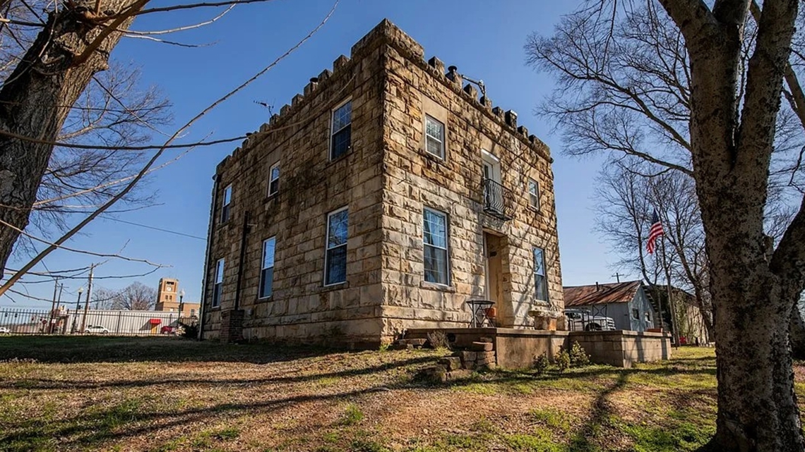 Photos | Renovated 1914 Arkansas jailhouse for sale | thv11.com