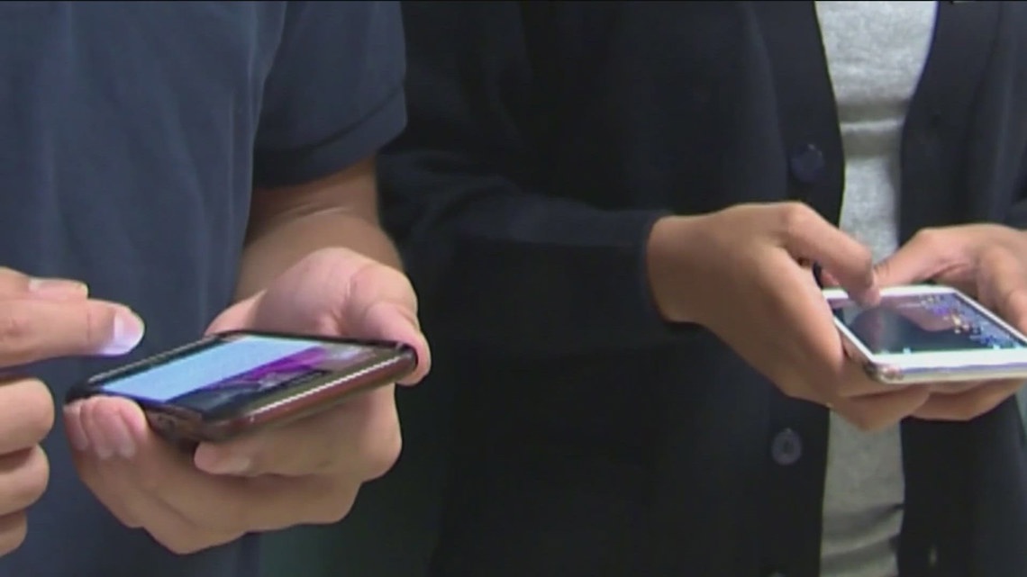 School cell phone ban proposal signed into Arkansas law | thv11.com
