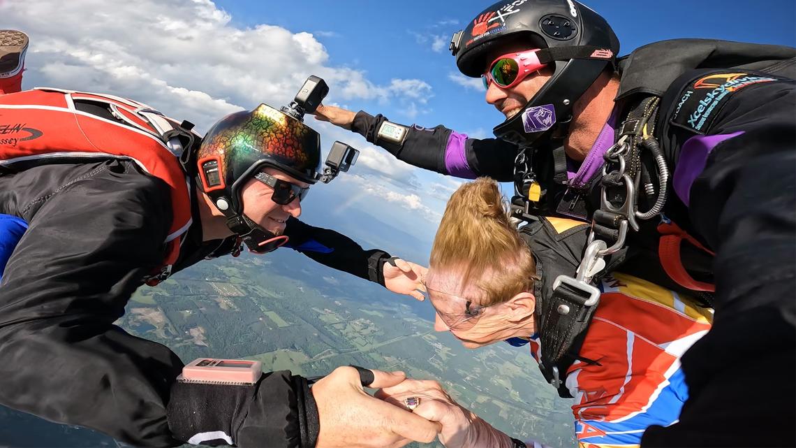 Kim Knor, 86-year-old skydiver, continues toward goal of 1,000 jumps ...