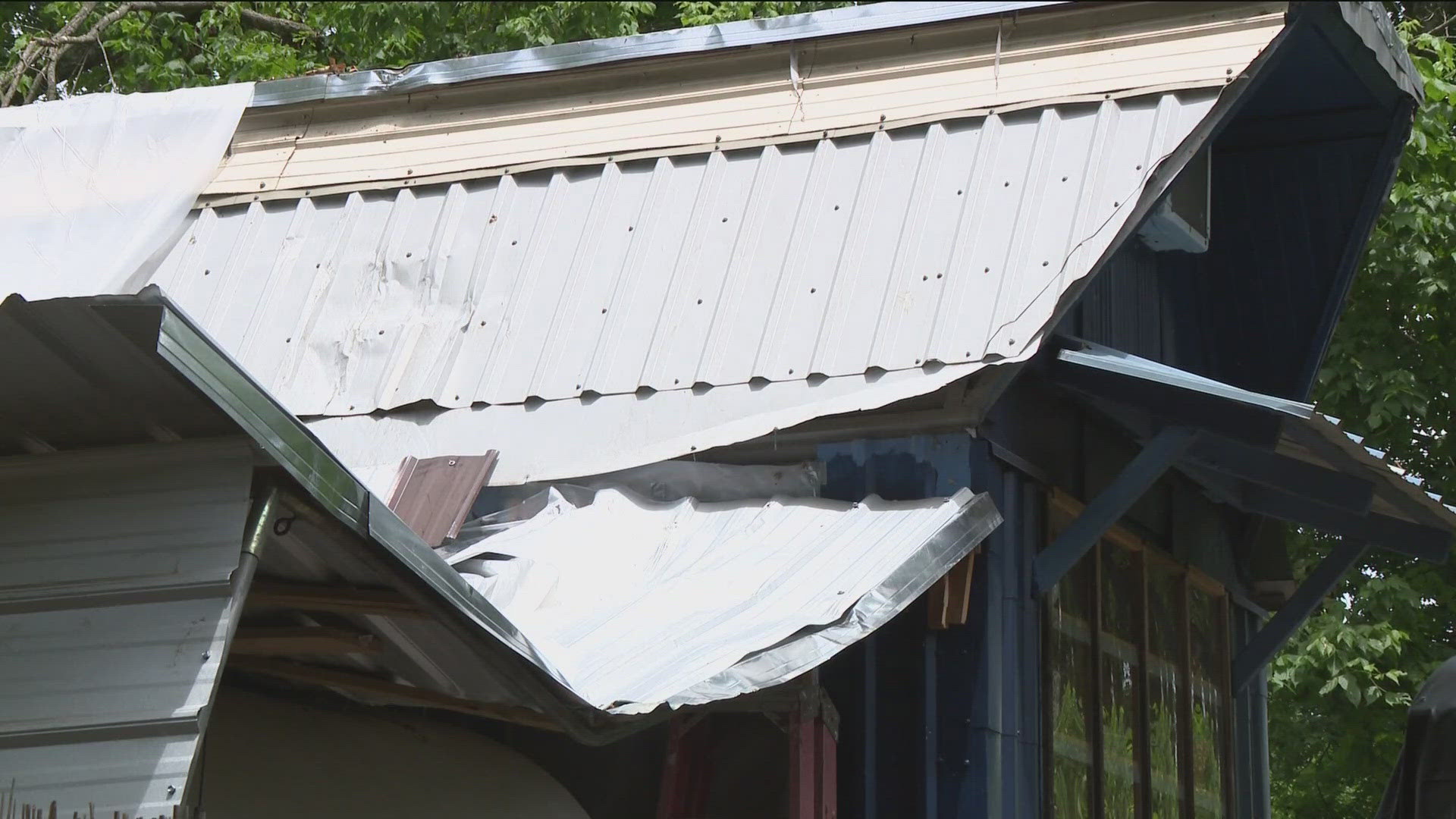 Tiny home in Rogers hit by fallen tree | thv11.com