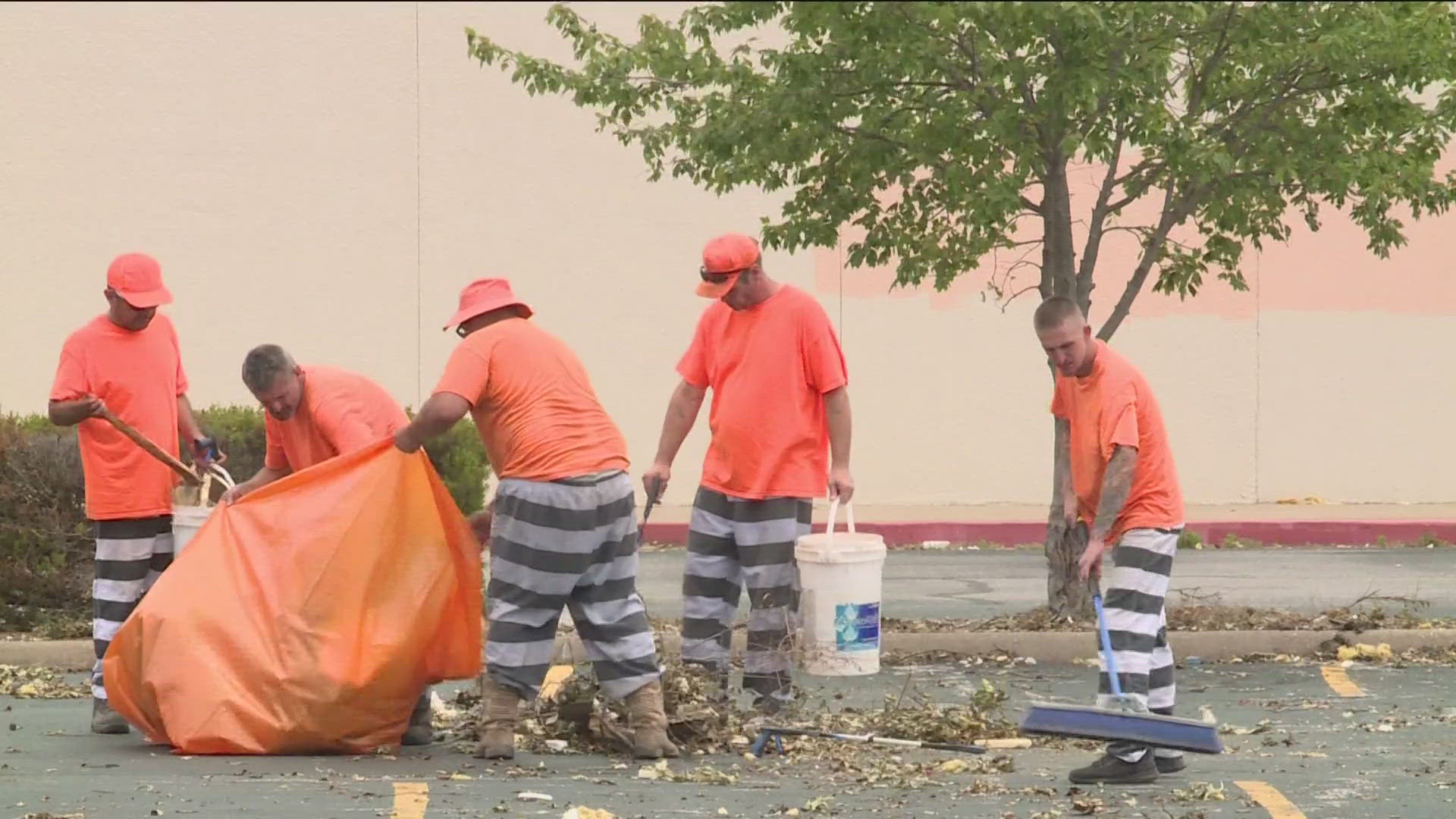 Inmates help with Northwest Arkansas storm cleanup | thv11.com