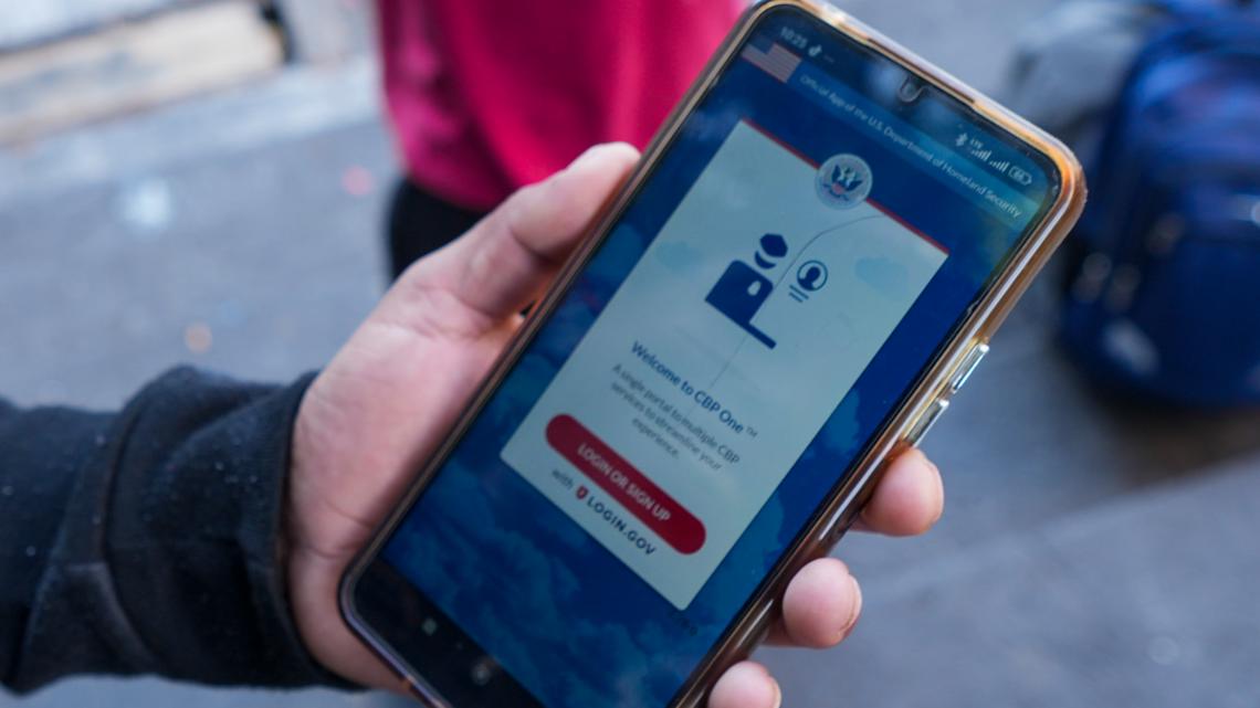 Over 900K migrants face expulsion after CBP One app update | thv11.com