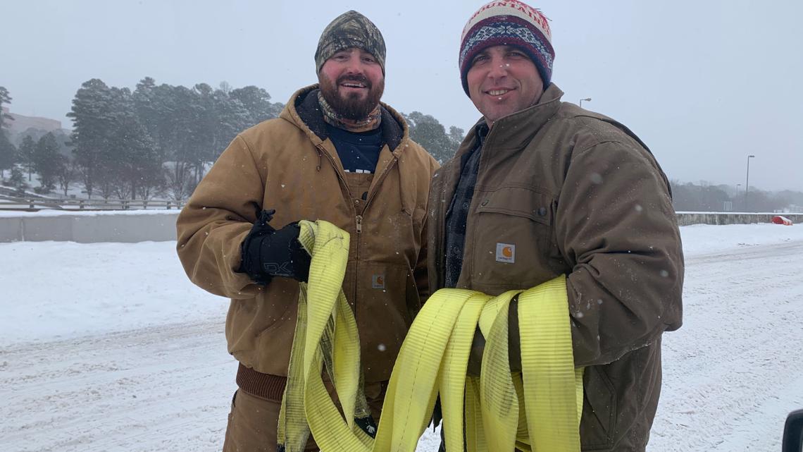 Arkansans help stranded drivers while they wait for tow trucks | thv11.com