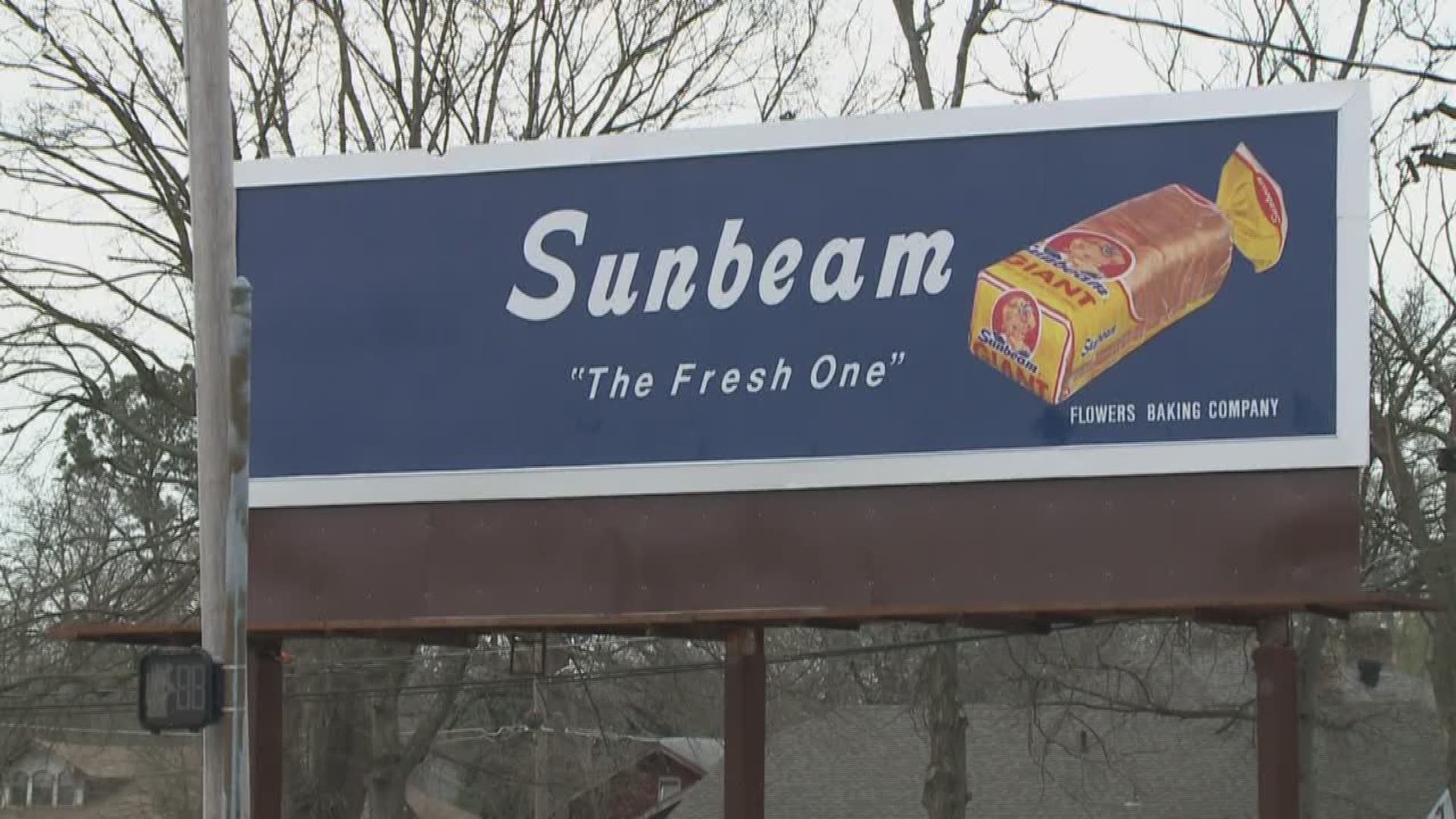 Sunbeam sign in Pine Bluff back up after renovations | thv11.com
