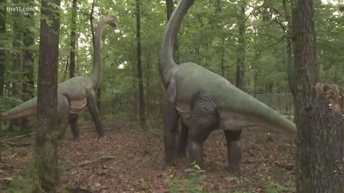 Raven gets a peek at some of the new dinosaurs at Mid-America Science ...