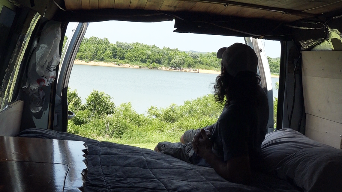 Van transformation, minimalist lifestyle lets the world be one Little ...