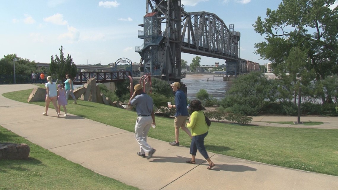 Flooding draws crowds to Downtown Little Rock riverfront | thv11.com
