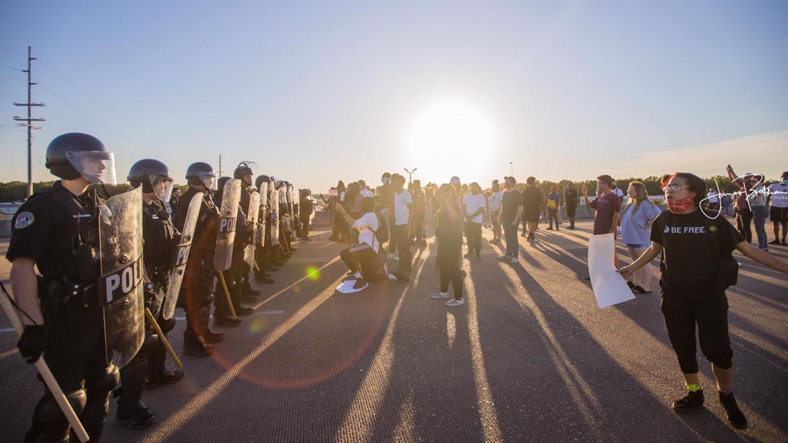 Jonesboro photographer captures powerful moment of graduating senior at ...