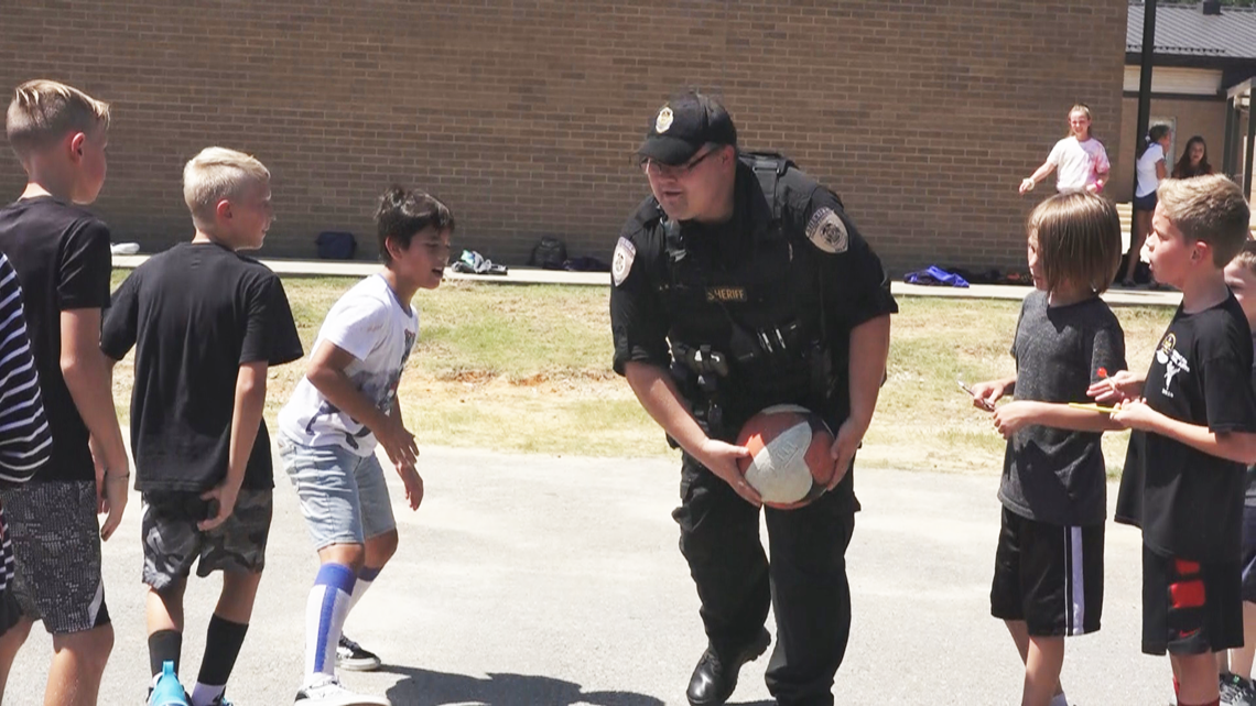Police comfort elementary school kids scared of shooting threat | thv11.com