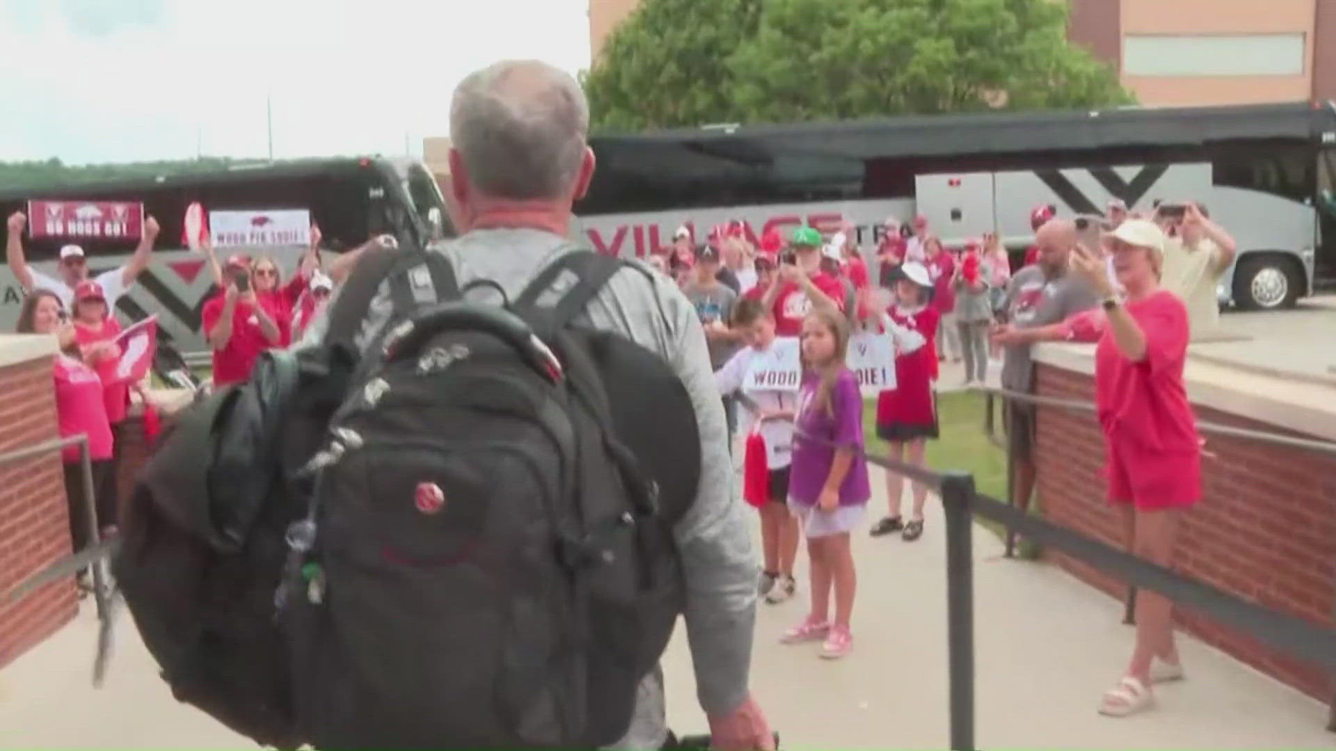 Razorback baseball heads to Kansas ahead of College World Series ...