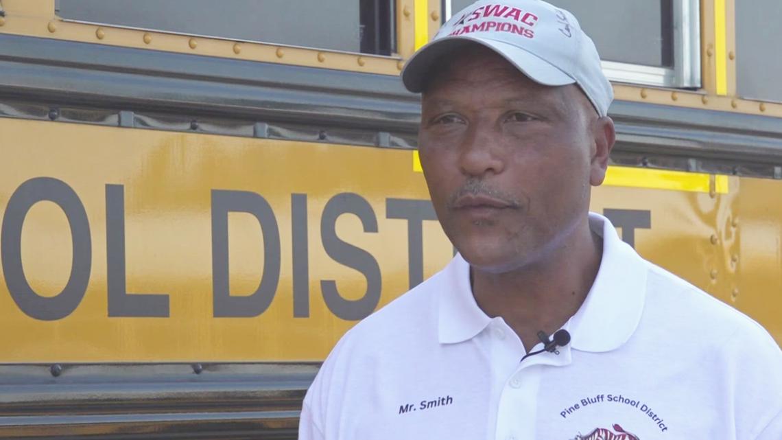 Arkansas bus driver saves police officer’s life after crash | thv11.com