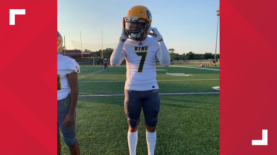 Arkansas football player celebrates final cancer treatment | thv11.com