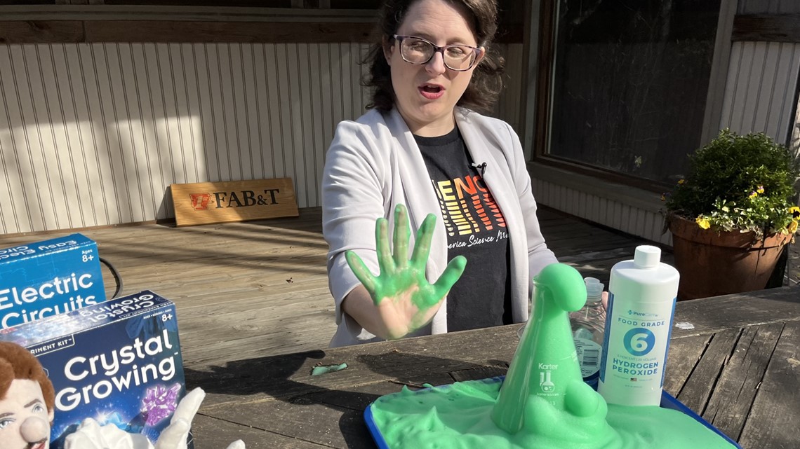 We make elephant toothpaste with Mid-America Science Museum | thv11.com