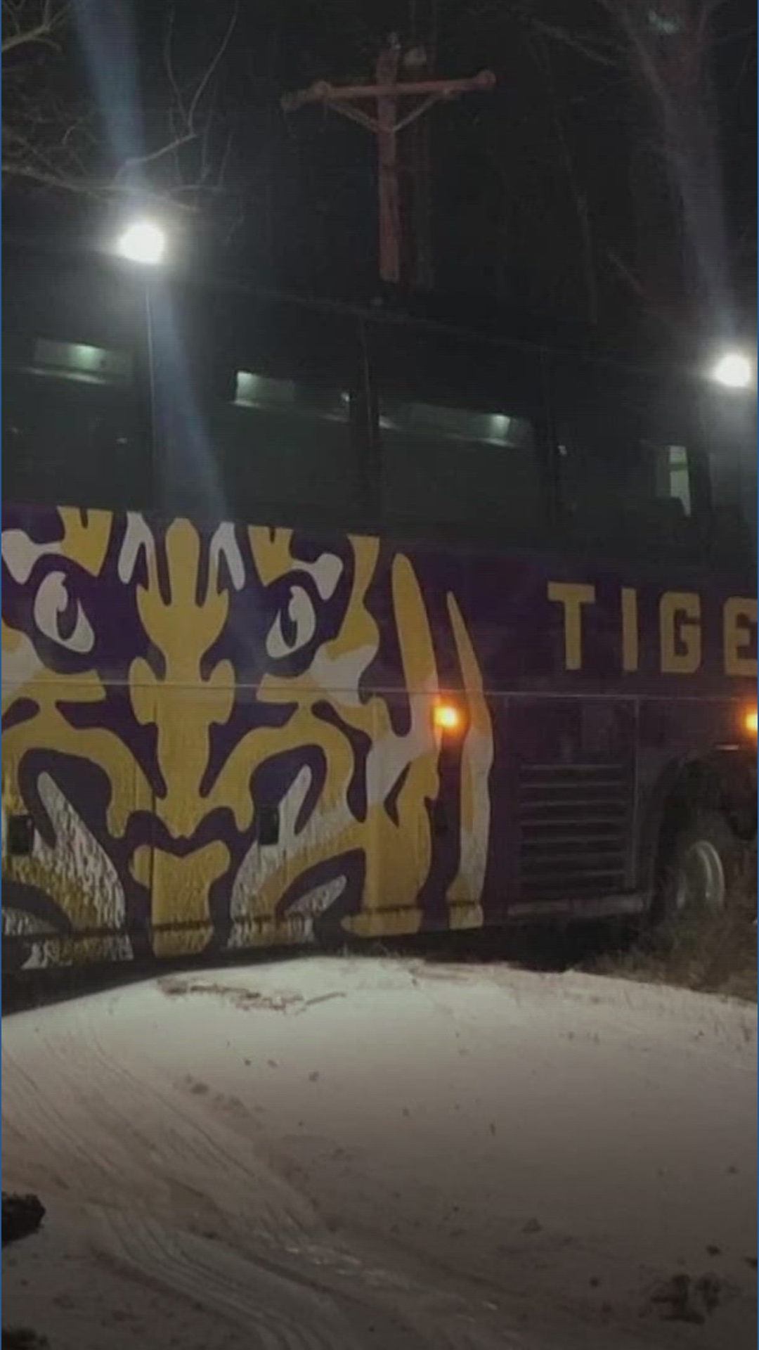 LSU Tigers athletics bus slides off snowy Arkansas roads | thv11.com