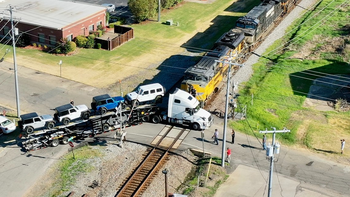 Train nearly collides with semi-truck in Arkansas | thv11.com