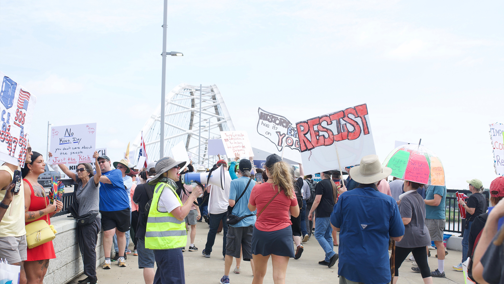 Crowds gather in Little Rock for 'No Kings' protest against Trump ...