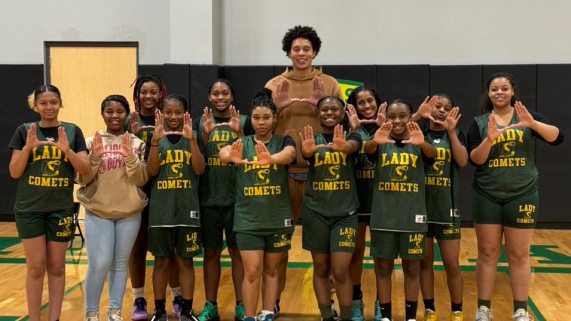 Brittney Griner makes stop at Mills High School | thv11.com