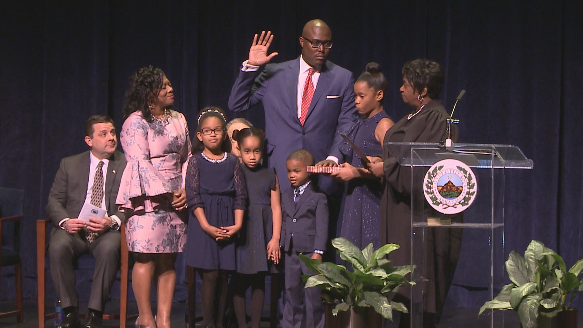 'Time for a better Little Rock' | Frank Scott Jr. sworn in as Little ...