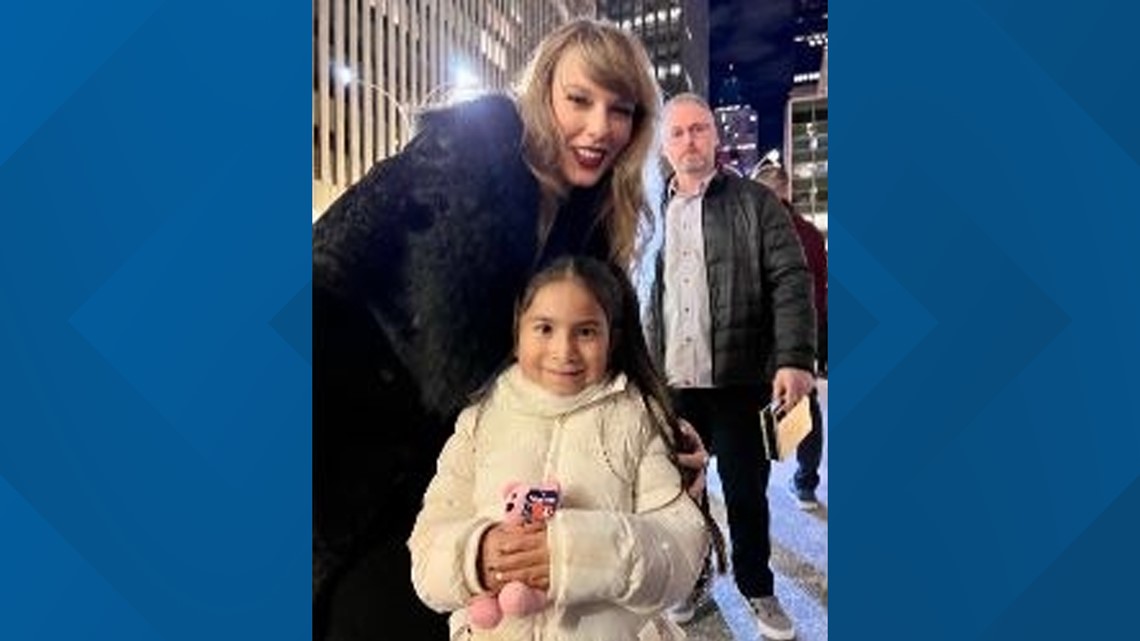 Taylor Swift takes photo with Arizona girl, video goes viral | thv11.com