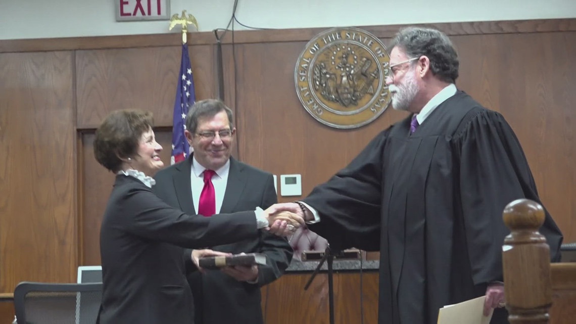 1st female Chief Justice of the Arkansas Supreme Court officially sworn ...