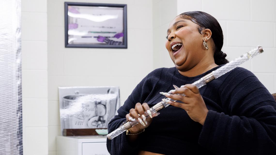 Lizzo plays James Madison's crystal flute at DC show | thv11.com